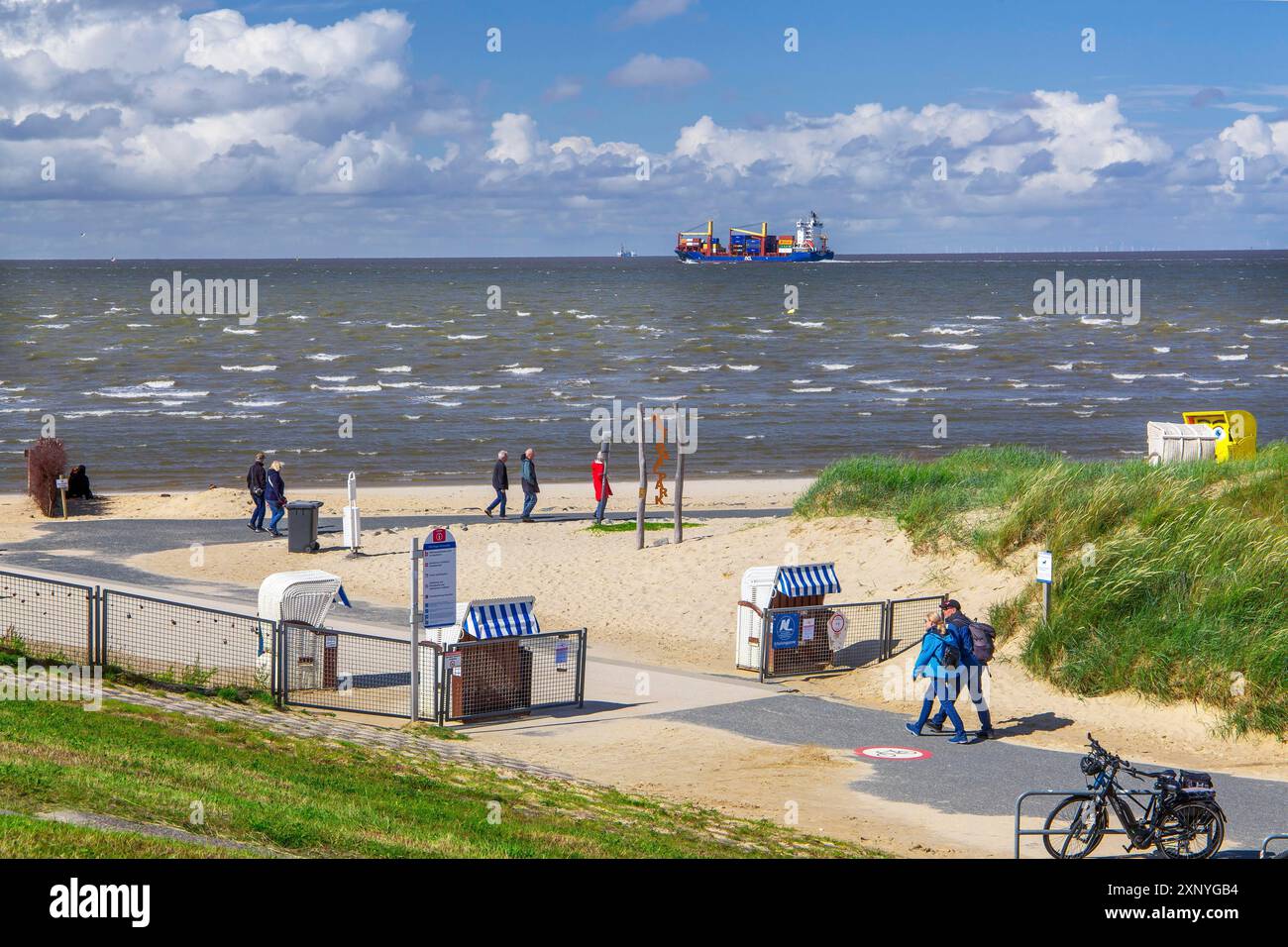 Beach promenade in the Doese district, North Sea spa town of Cuxhaven ...