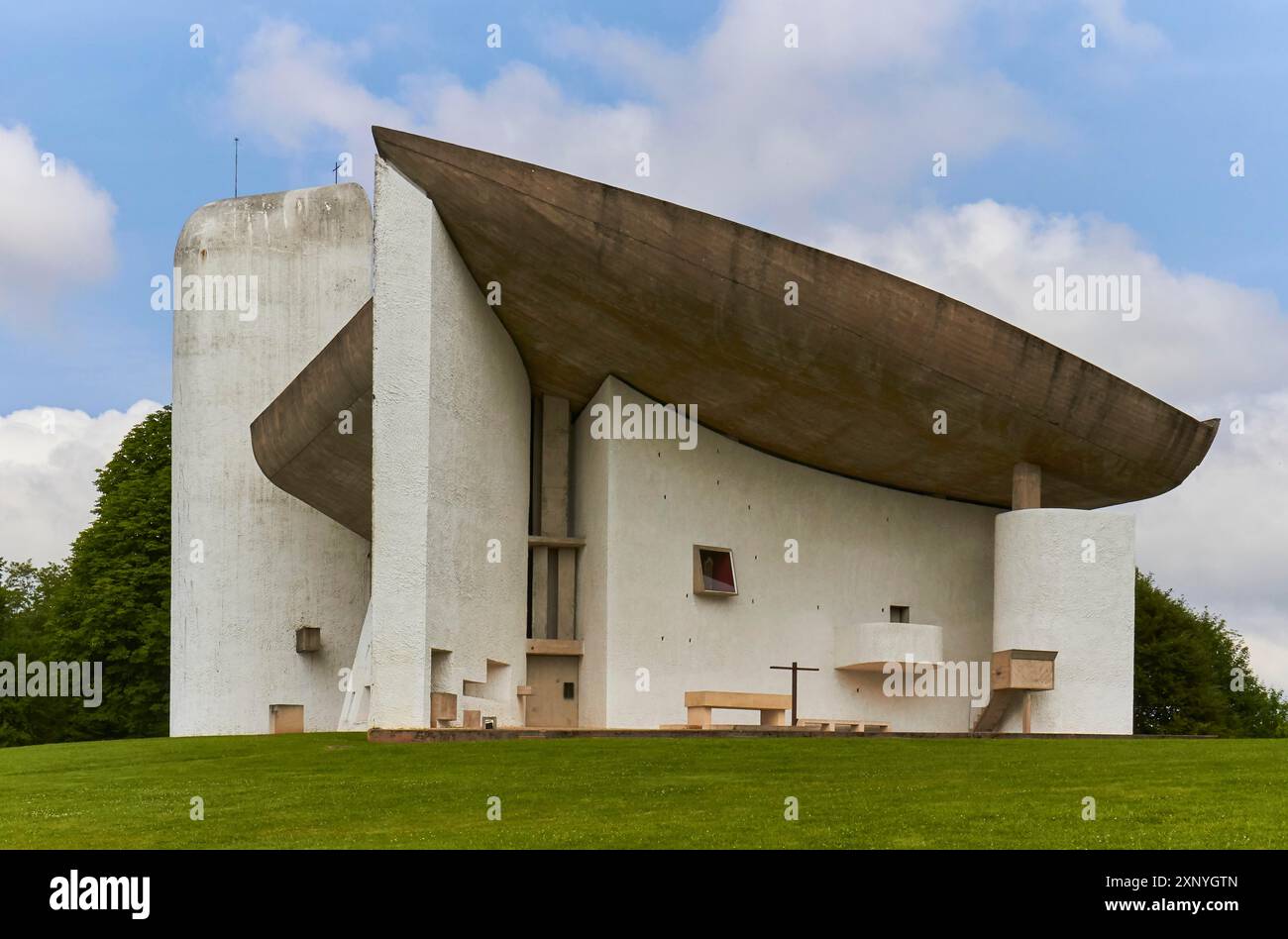 Modern church by Le Corbusier with striking concrete roof construction ...