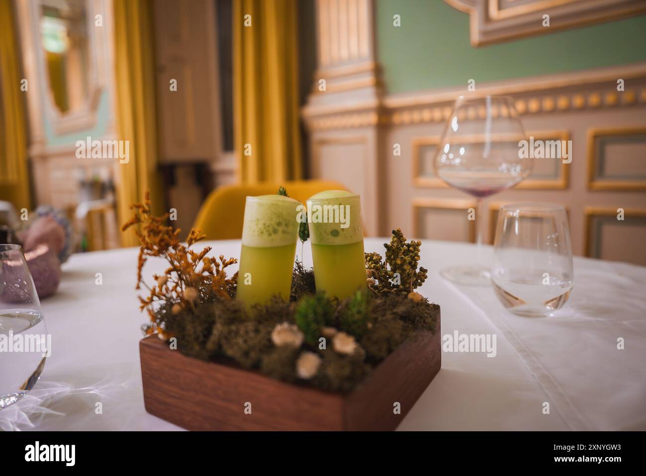 Artistic dining setup hi-res stock photography and images - Alamy