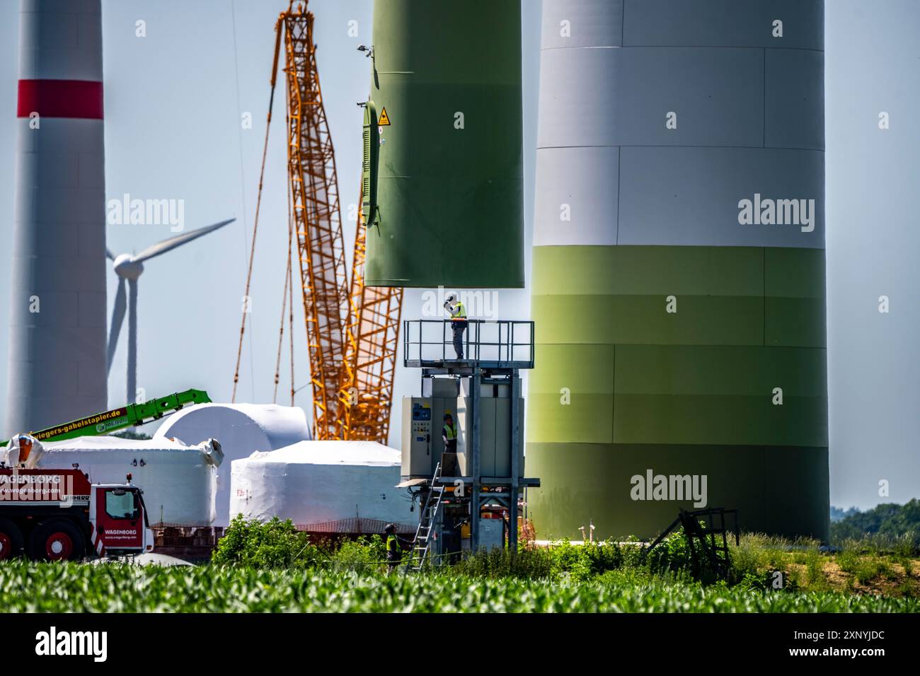 Repowering of a wind farm near Issum, here the dismantling of the tower ...