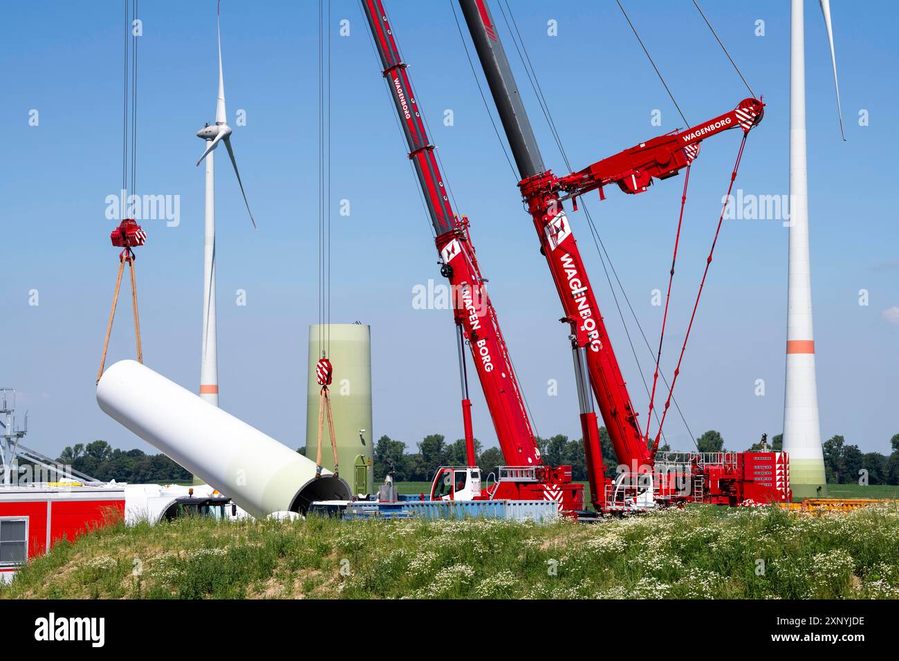 Repowering of a wind farm near Issum, here the dismantling of the tower ...