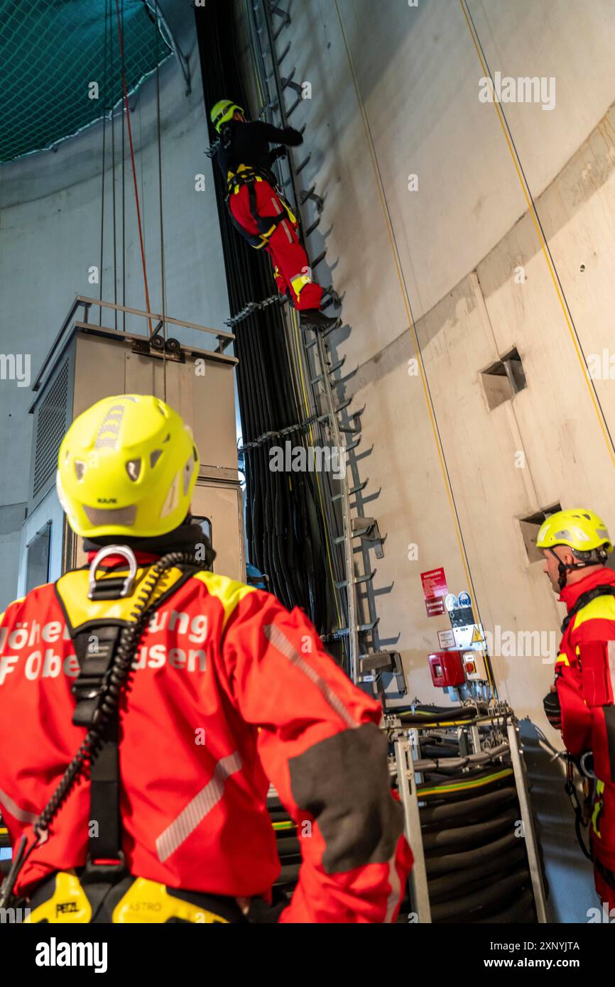 Height rescuers from the Oberhausen professional fire brigade practise ...