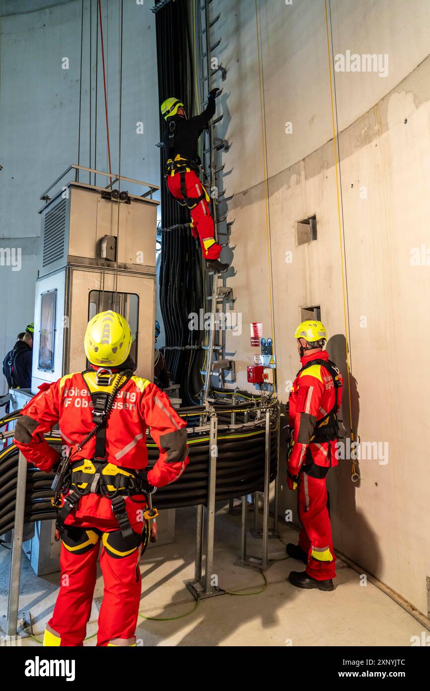 Height rescuers from the Oberhausen professional fire brigade practise ...
