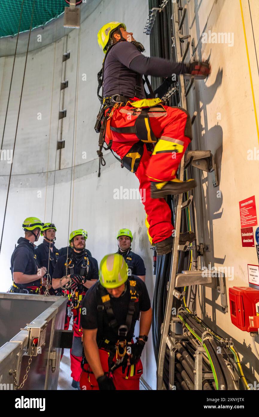 Height rescuers from the Oberhausen professional fire brigade practise ...