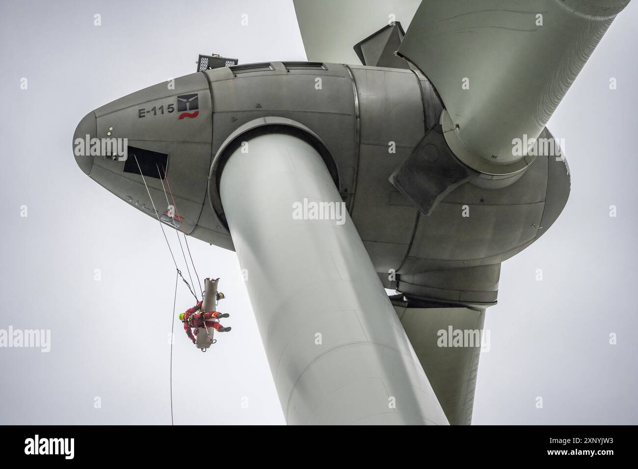 Height rescuers from the Oberhausen professional fire brigade practise ...