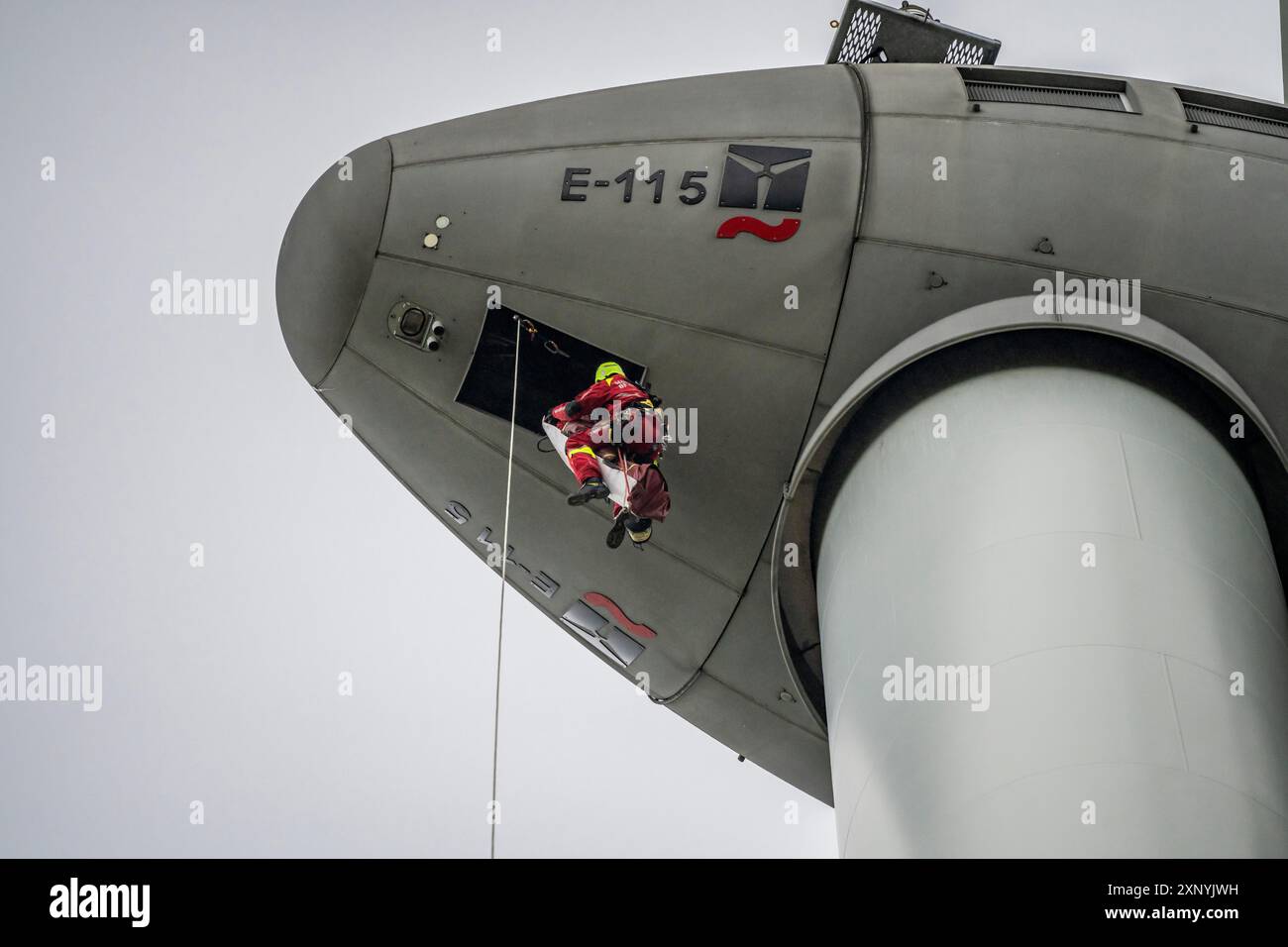 Height rescuers from the Oberhausen professional fire brigade practise ...
