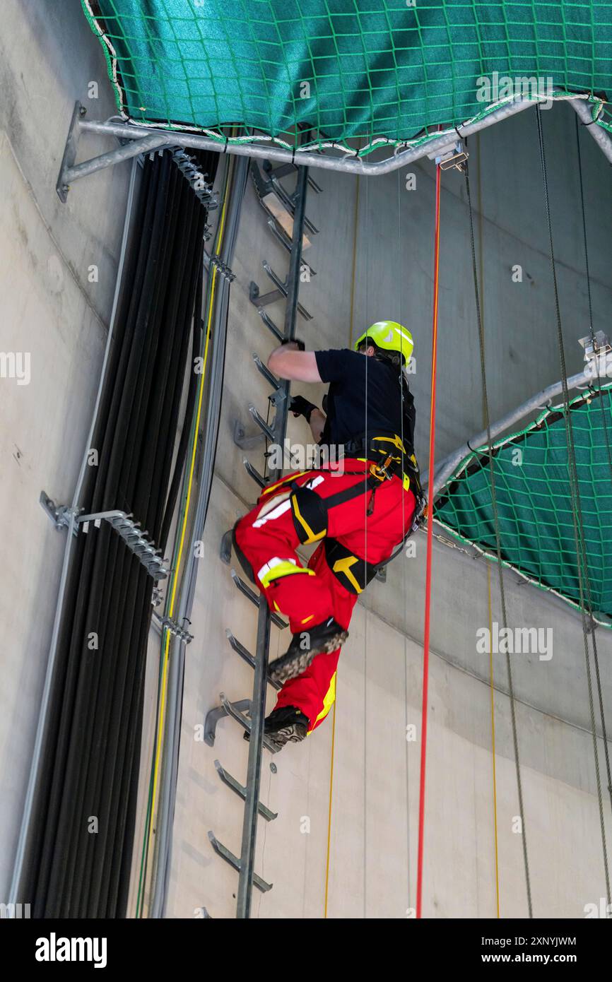 Height rescuers from the Oberhausen professional fire brigade practise ...