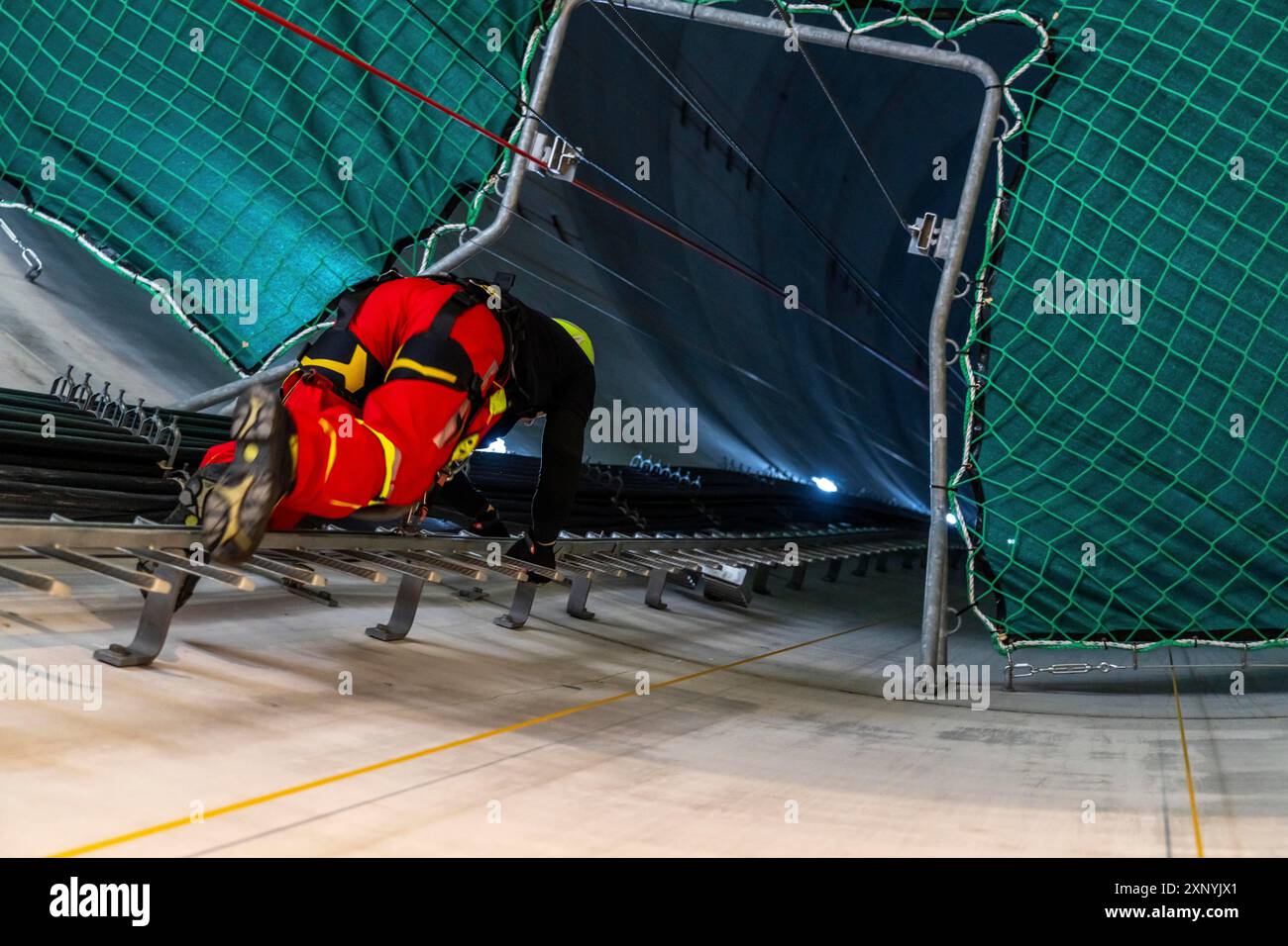 Height rescuers from the Oberhausen professional fire brigade practise ...