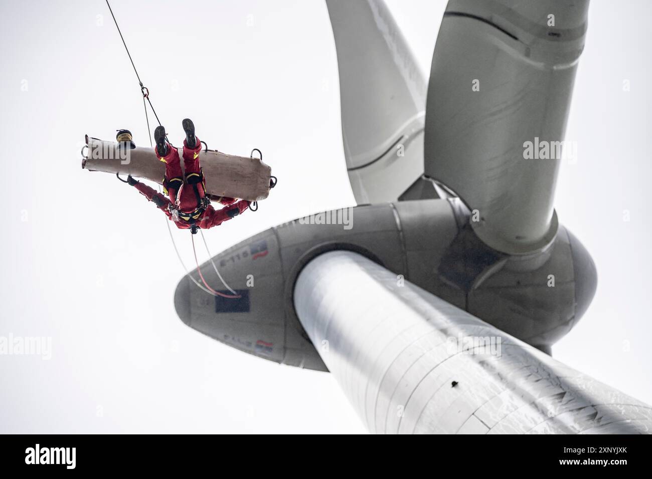 Height rescuers from the Oberhausen professional fire brigade practise ...