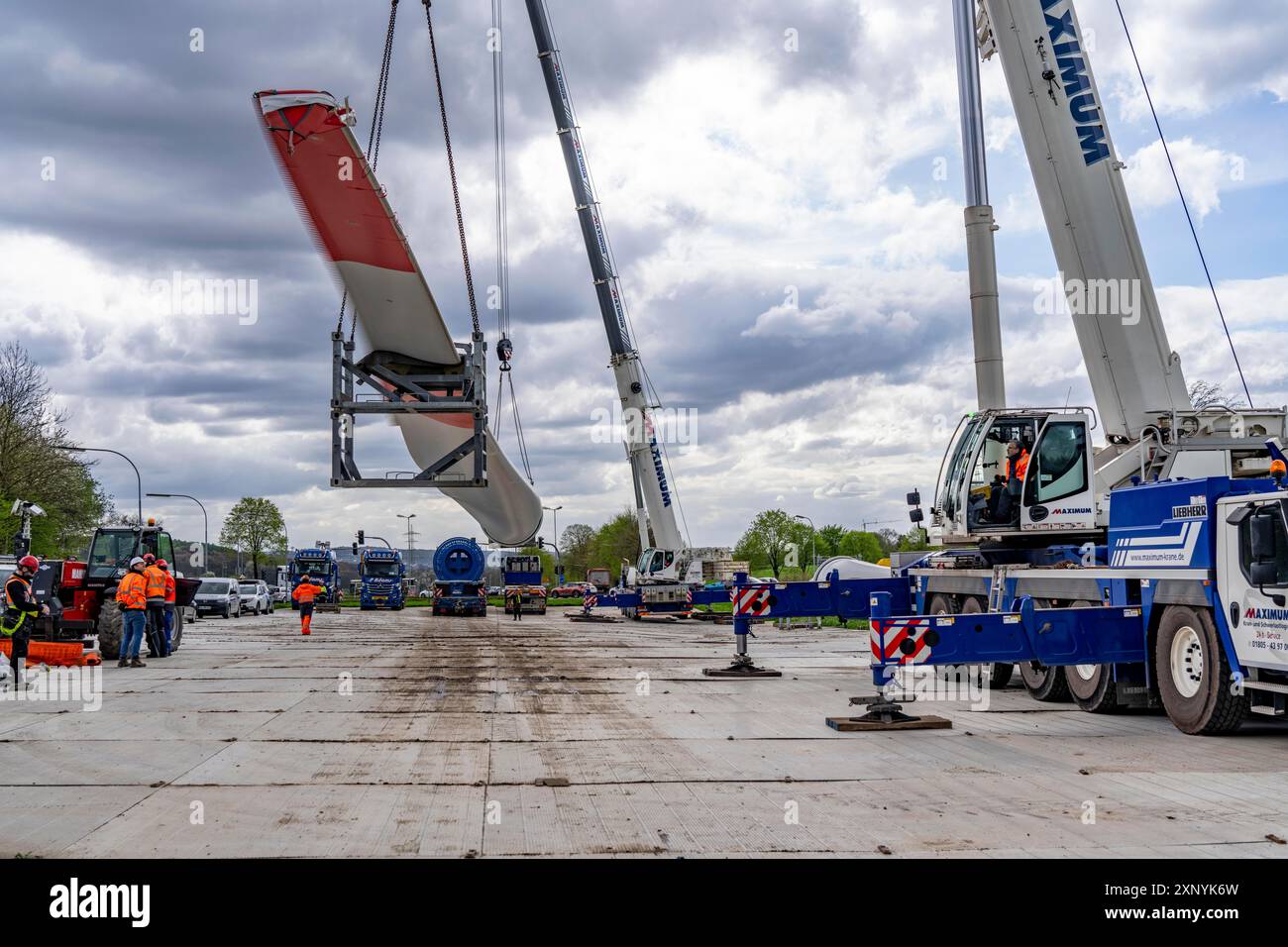 Preparation for the transport of a 68 metre long blade, a wind turbine ...