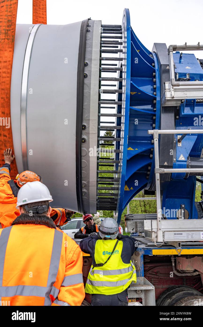 Preparation for the transport of a 68 metre long blade, a wind turbine ...
