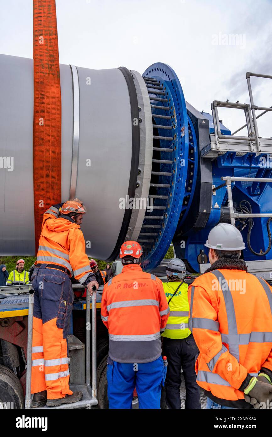 Preparation for the transport of a 68 metre long blade, a wind turbine ...