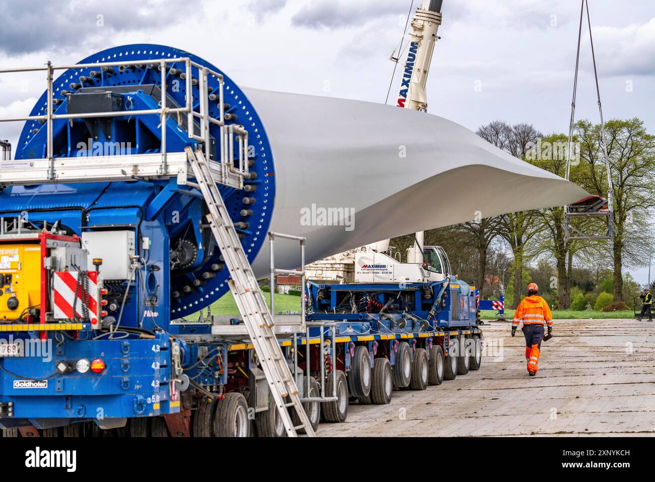 Preparation for the transport of a 68 metre long blade, a wind turbine ...