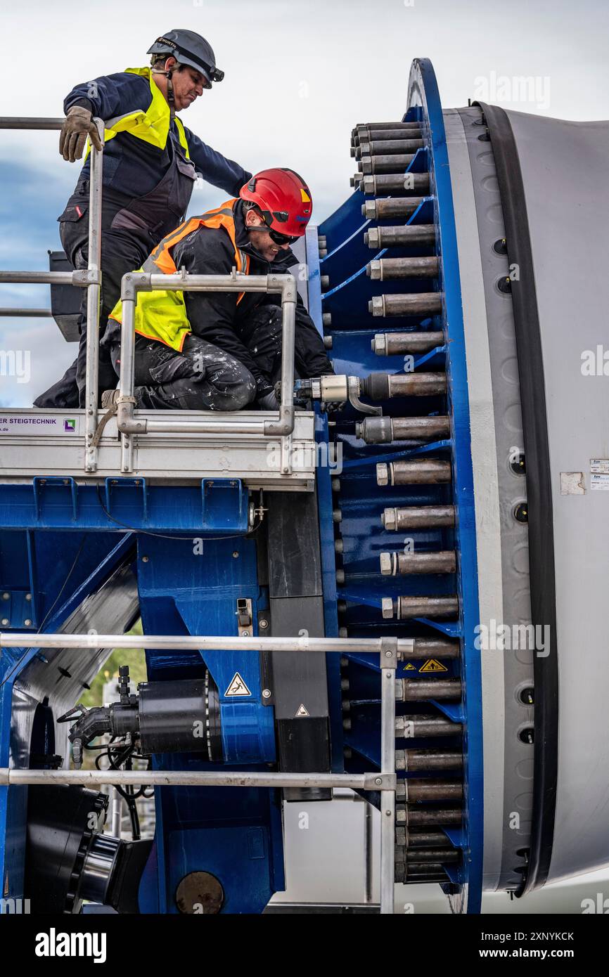 Preparation for the transport of a 68 metre long blade, a wind turbine ...
