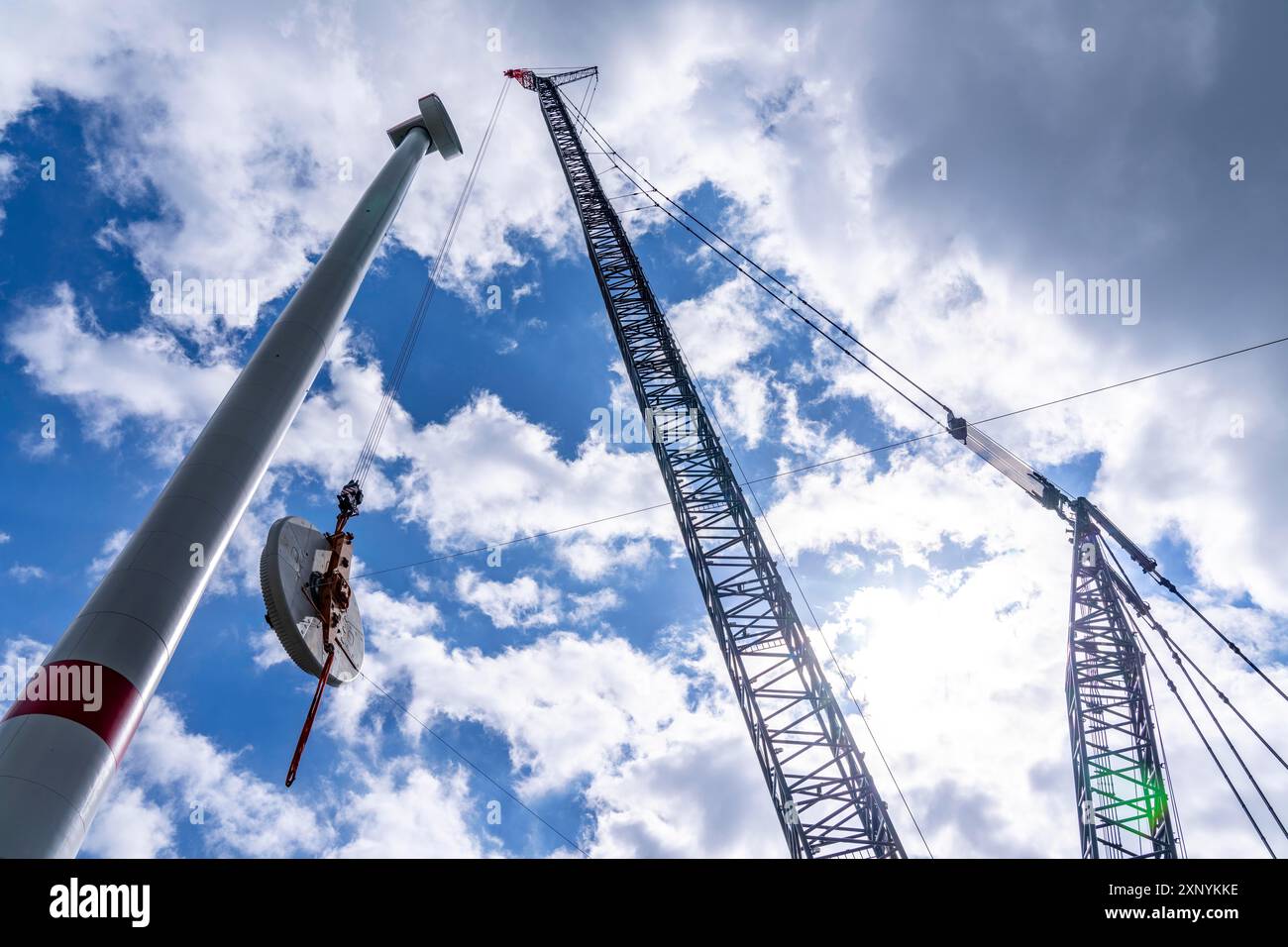 Erection of a wind turbine, wind energy plant, assembly of the ring ...