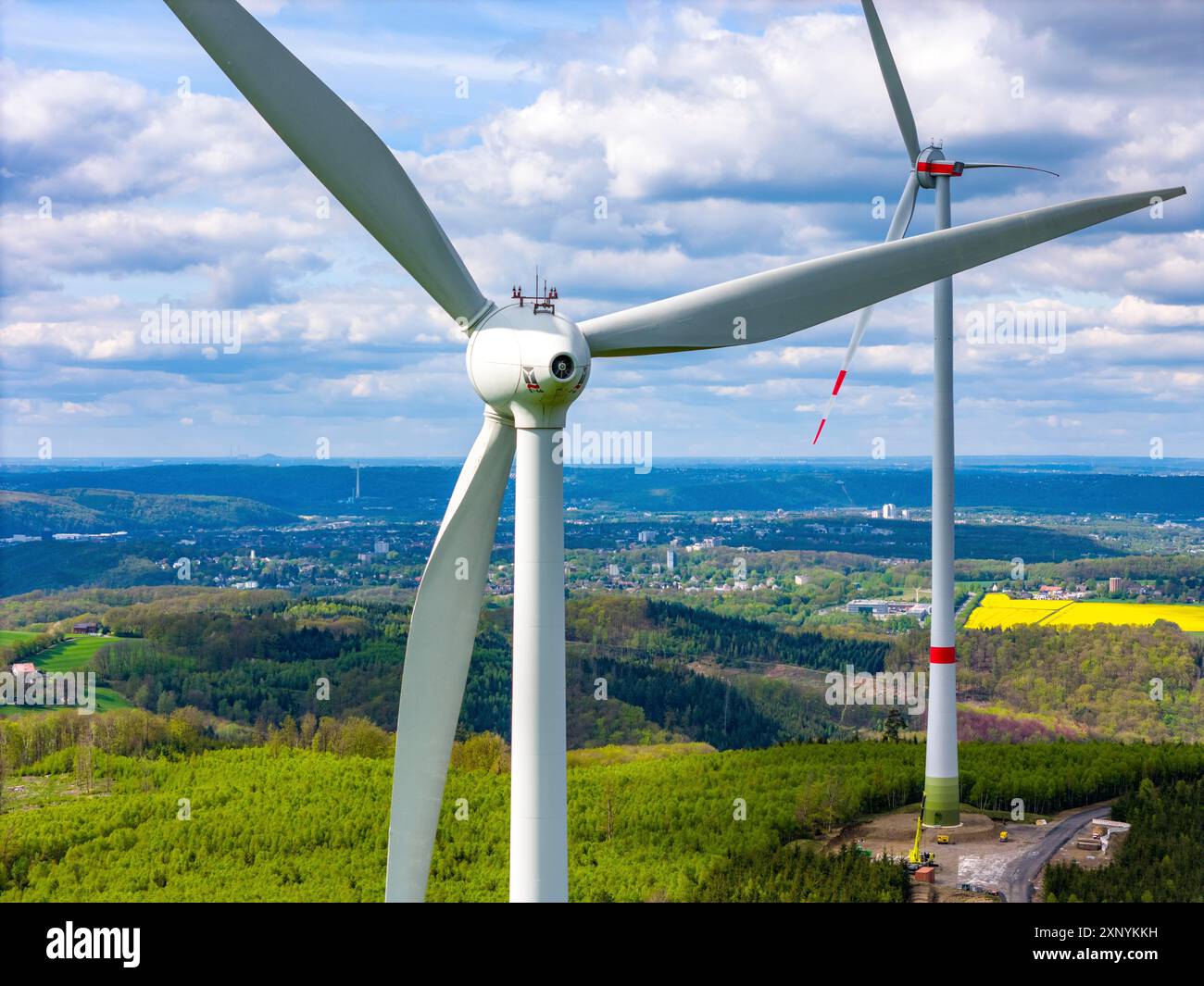 Erection of a wind turbine, wind energy plant, assembly of the ring ...