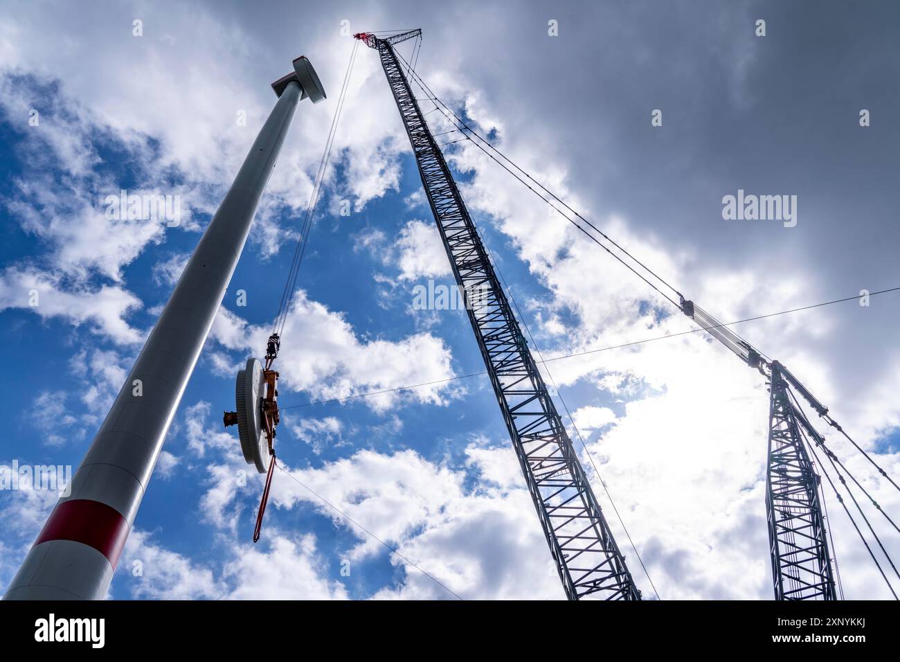 Erection of a wind turbine, wind energy plant, assembly of the ring ...