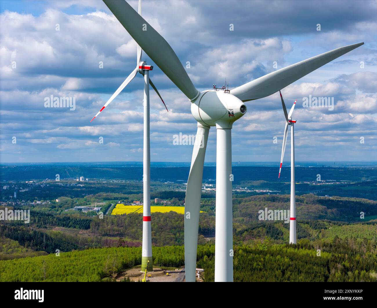 Erection of a wind turbine, wind energy plant, assembly of the ring ...