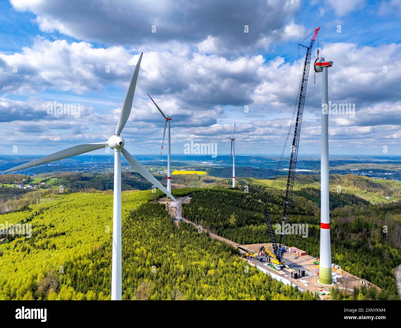Erection of a wind turbine, wind energy plant, assembly of the ring ...