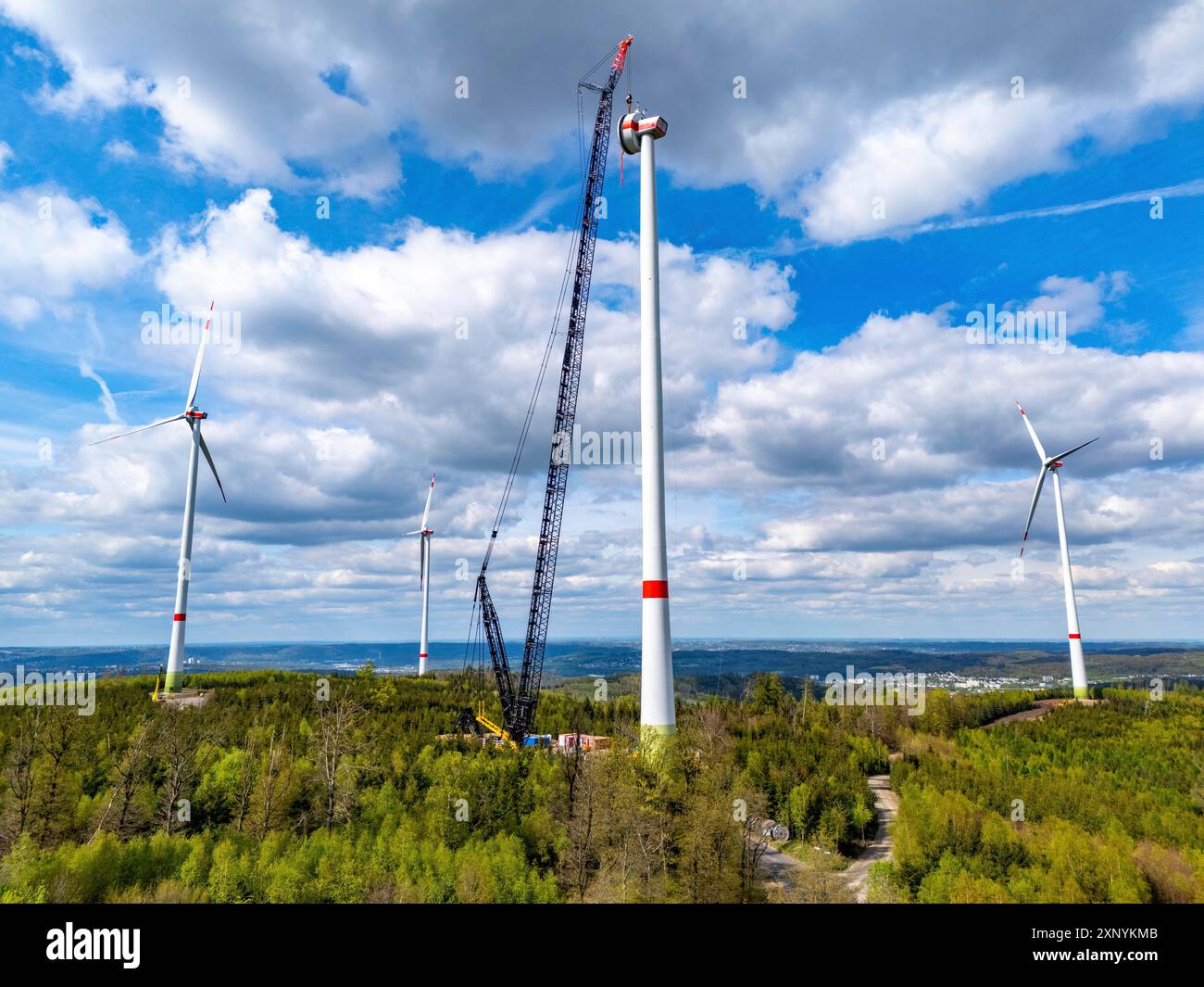 Erection of a wind turbine, wind energy plant, assembly of the ring ...
