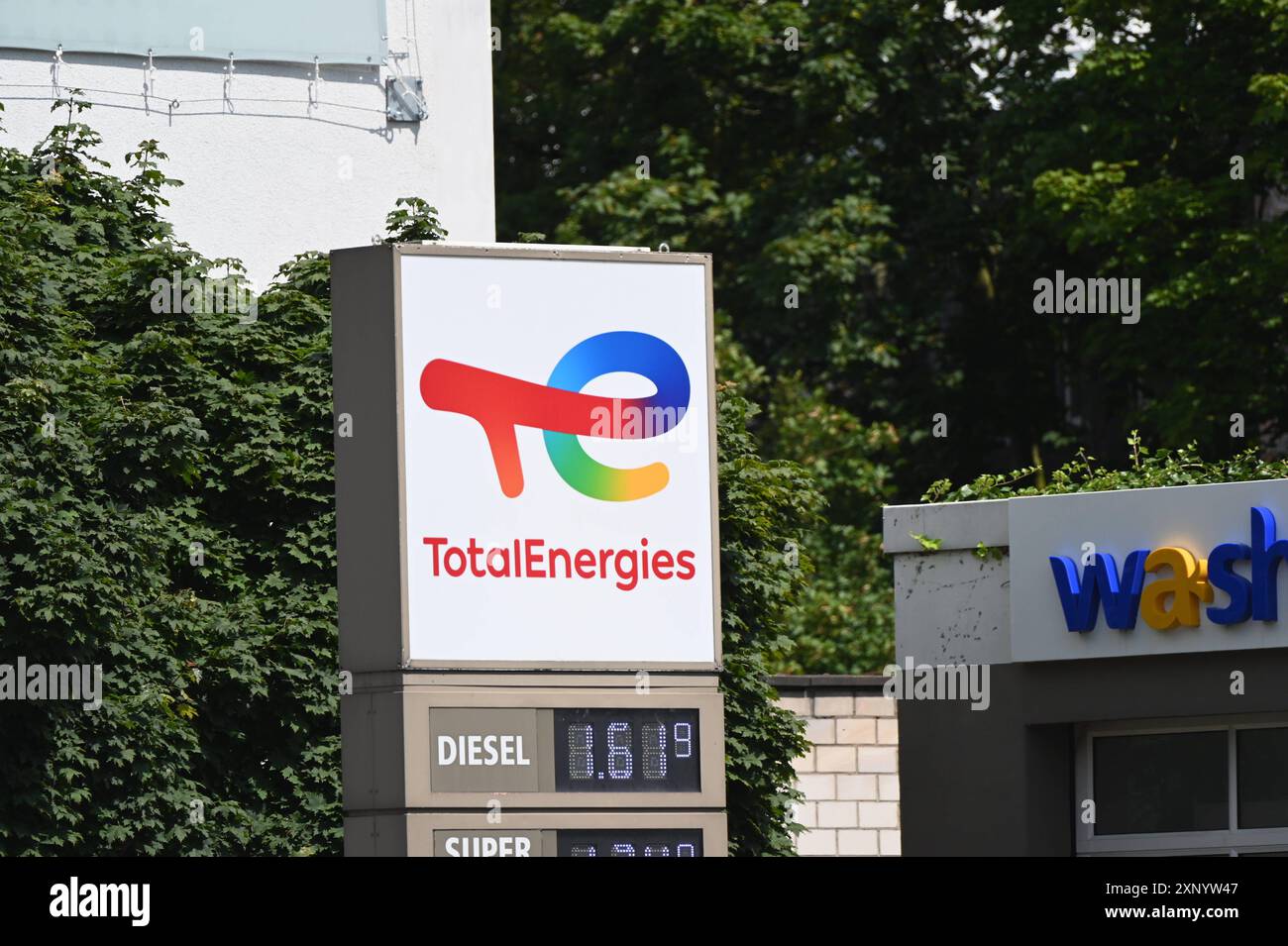 Tankstelle von TotalEnergies *** TotalEnergies filling station Stock ...