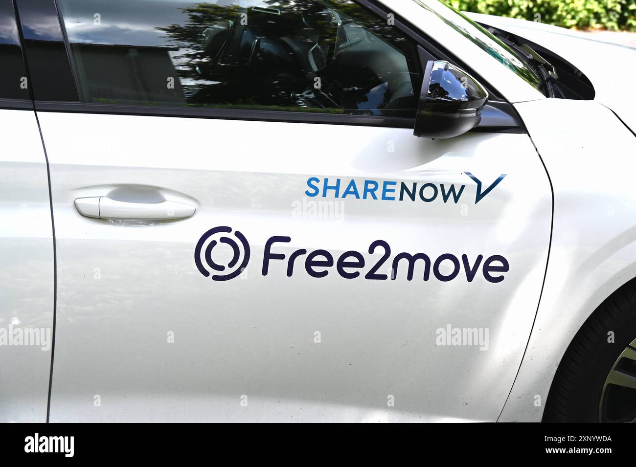 Logo, Schriftzug des Car Sharinganbieter SHARE NOW und Free2move auf ...