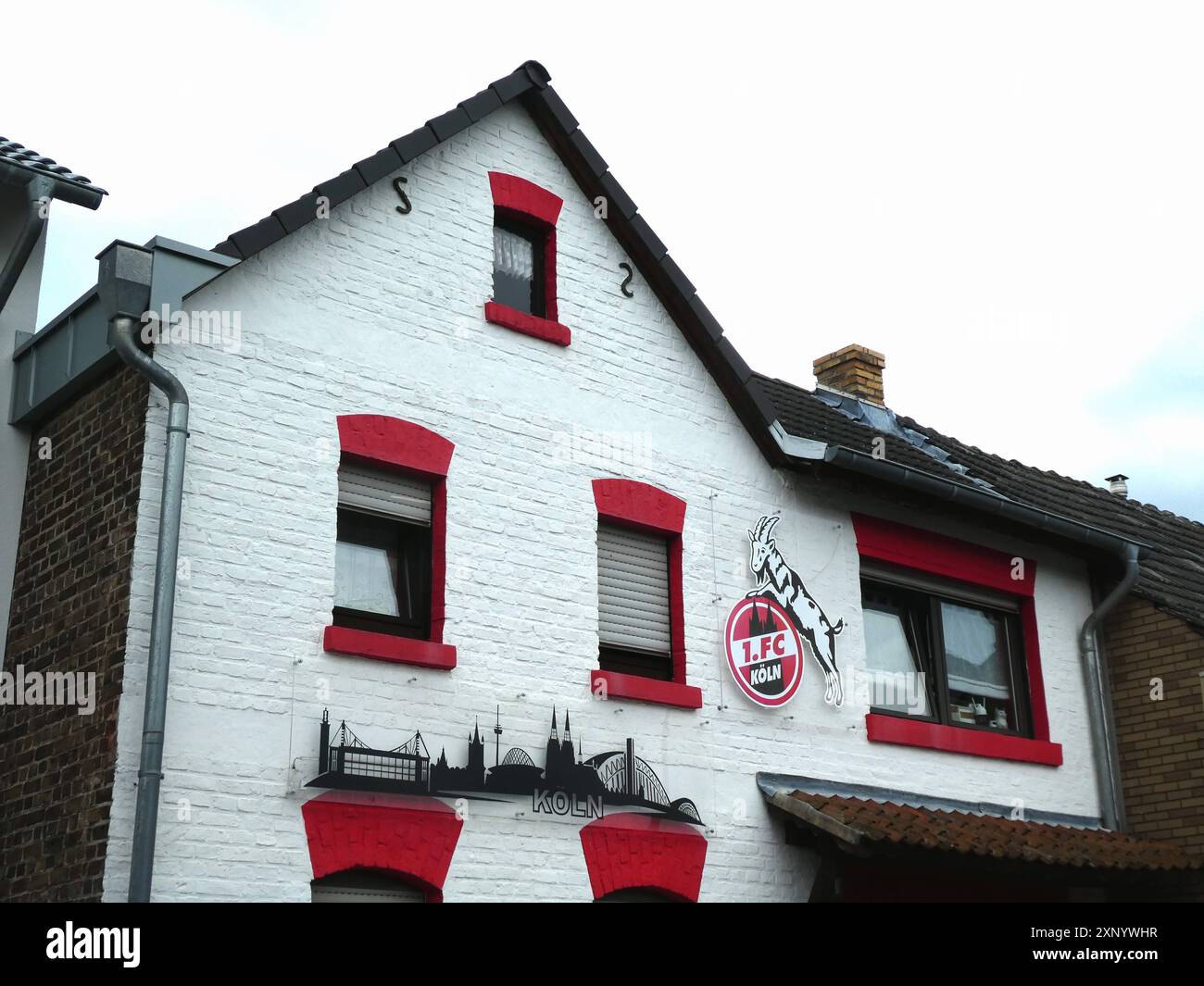 Ein Einfamilienhaus angemalt in den Farben des Fussballclub 1. FC Köln ...