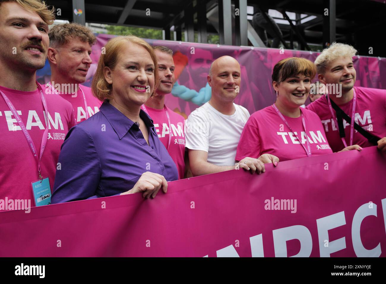 Minister Lisa Paus and Pride organisers make for a a colourful pose ...