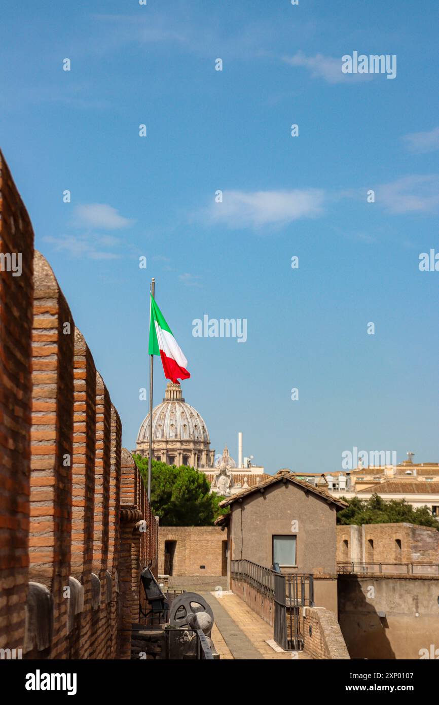 The italian flag waves hi-res stock photography and images - Alamy