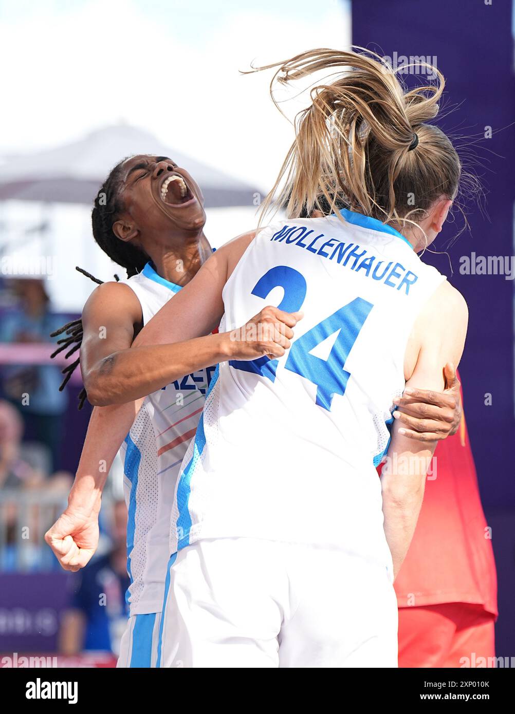Paris, France. 2nd Aug, 2024. Alexandra Mollenhauer (R) of Azerbaijan ...