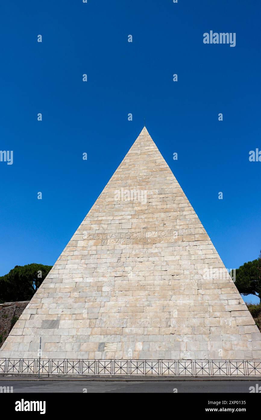 Piramide triangular hi-res stock photography and images - Alamy