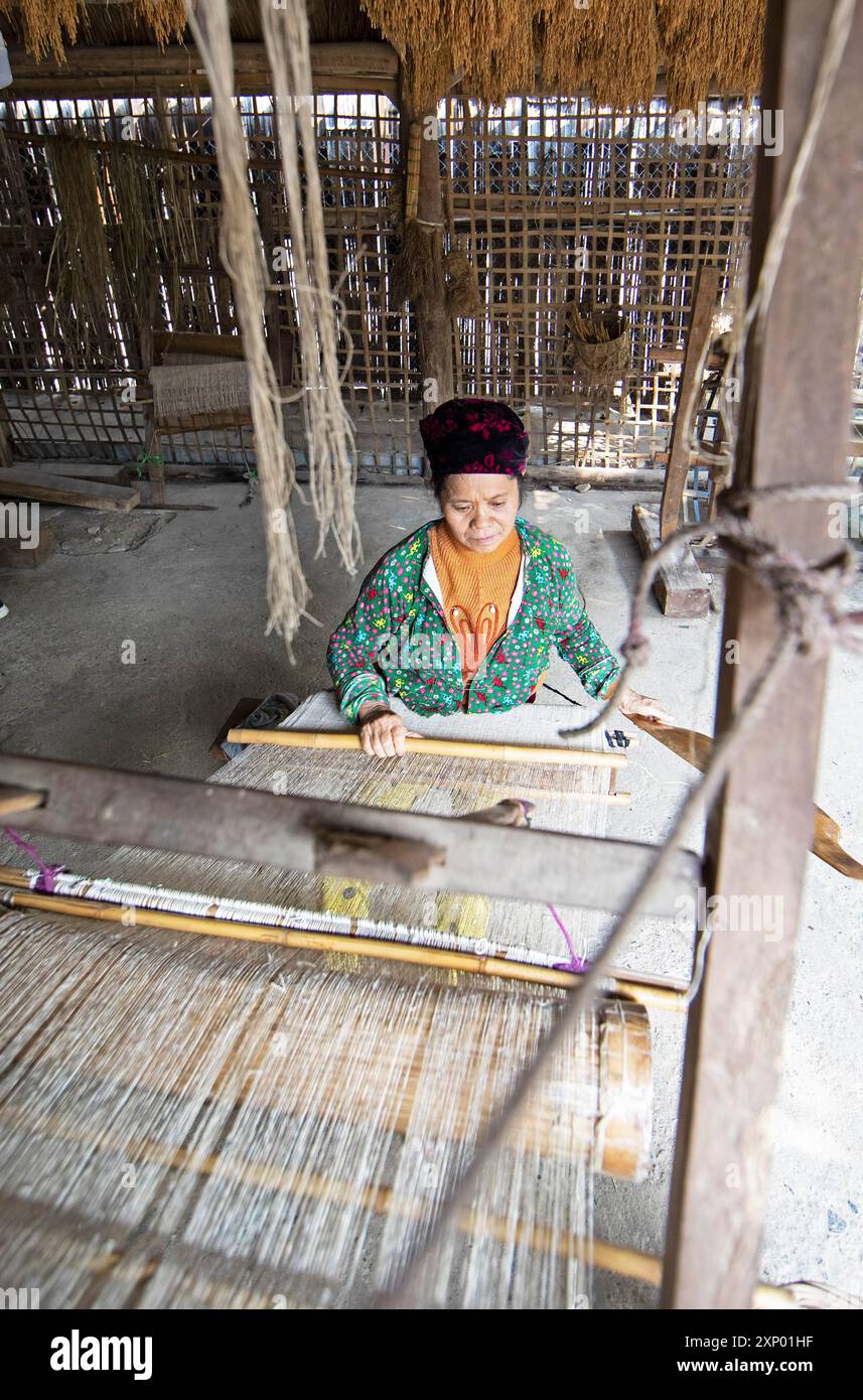 Vietnamese woman from the Hmong minority weaves linen fabric, Lung Tam ...