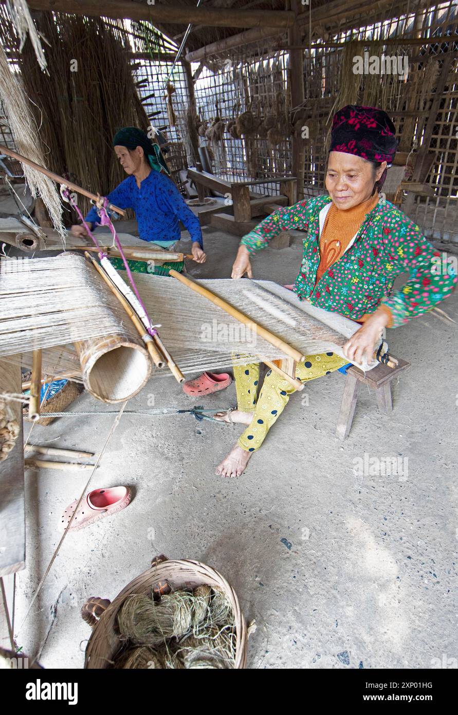 Vietnamese woman from the Hmong minority weave linen fabric, Lung Tam ...