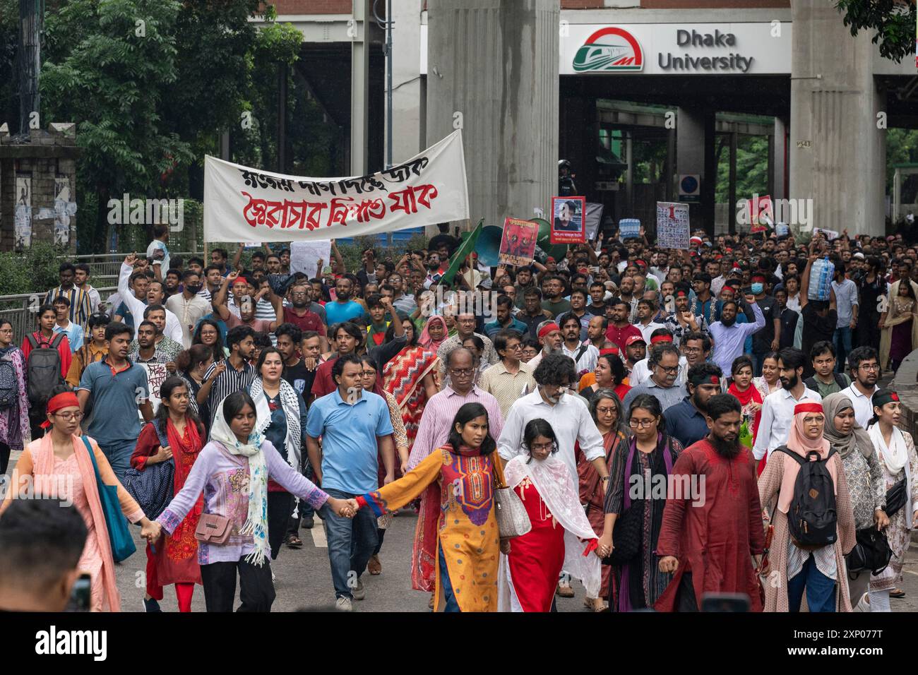 Dhaka, Bangladesh. 02nd Aug, 2024. Bangladeshi activists march on the ...
