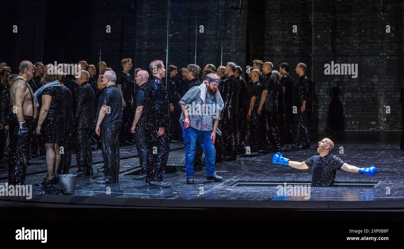 Opera choir hi-res stock photography and images - Alamy