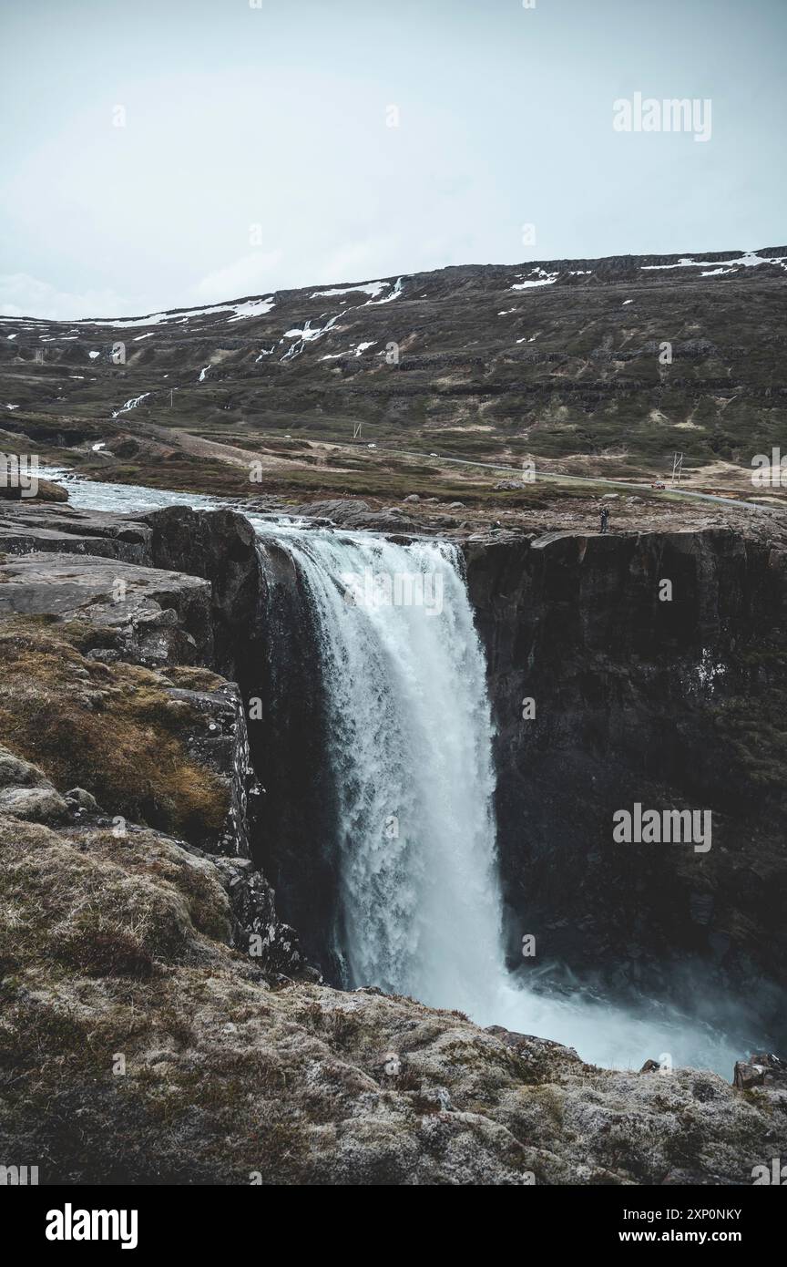 Side view of waterfall hi-res stock photography and images - Alamy