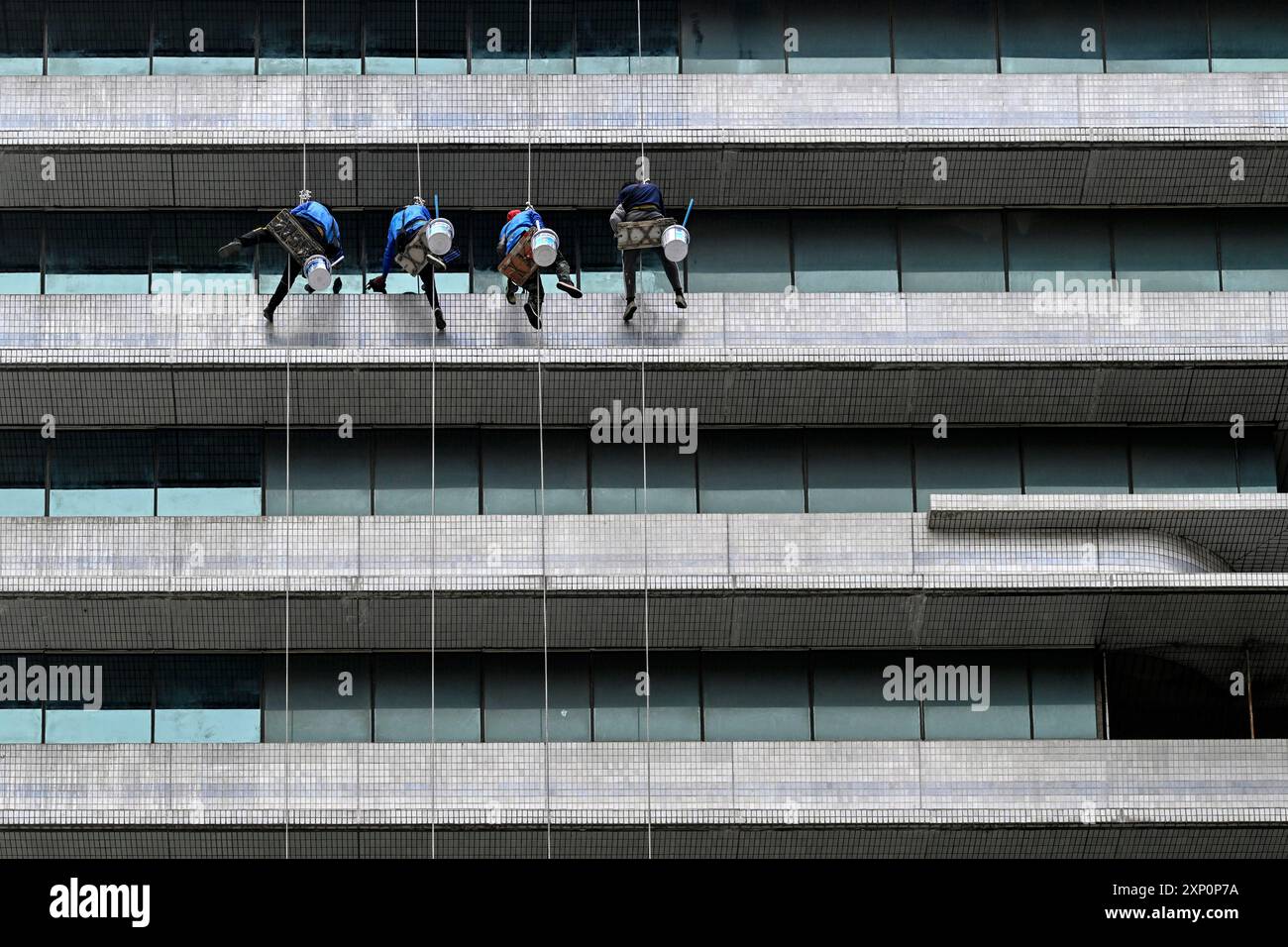 High-rise building Window facade Cleaning windows Stock Photo - Alamy