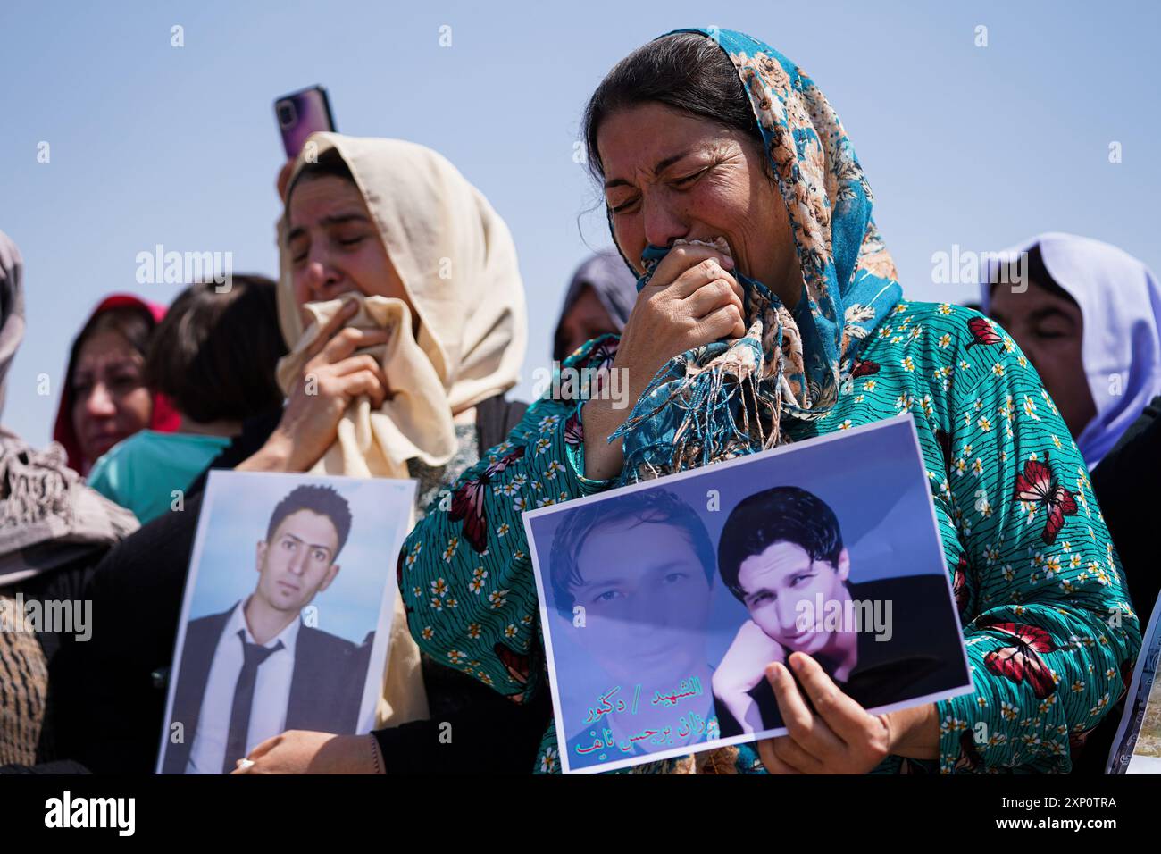 Iraqi women cry hi-res stock photography and images - Alamy