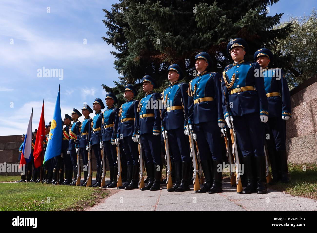 Honor guard servicemen during the Airborne Forces Day celebration on ...