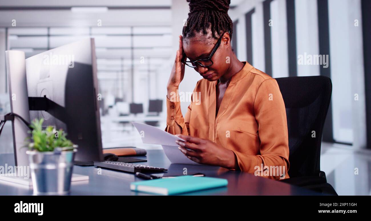 Woman office letter shock hi-res stock photography and images - Alamy
