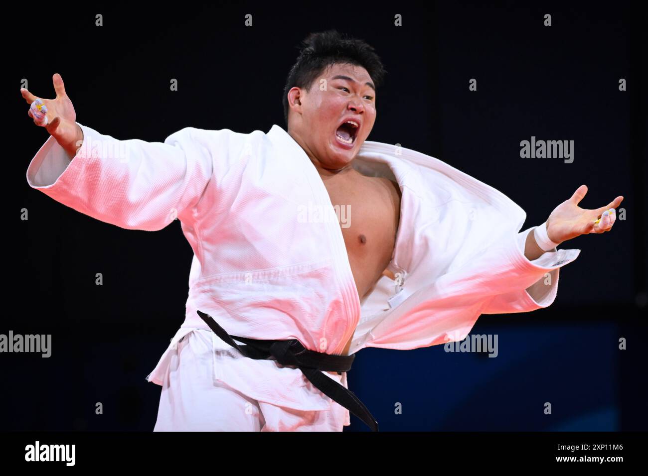Kim Minjong ( KOR ) celebrates his victory against Tatsuru Saito ( JPN ...
