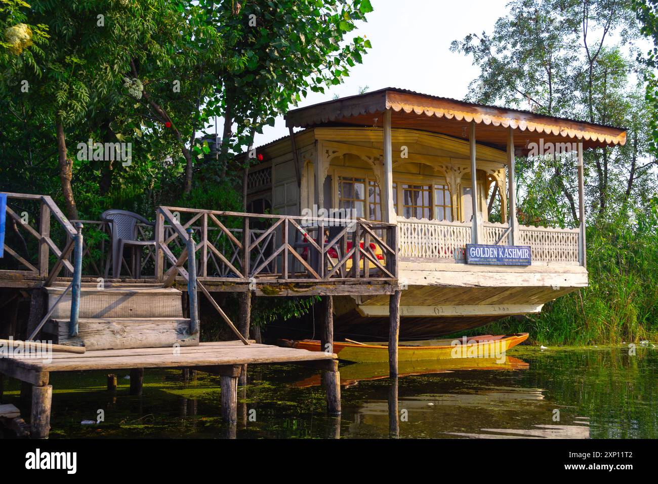 Vintage houseboats along the lake edge in Srinagar Stock Photo - Alamy