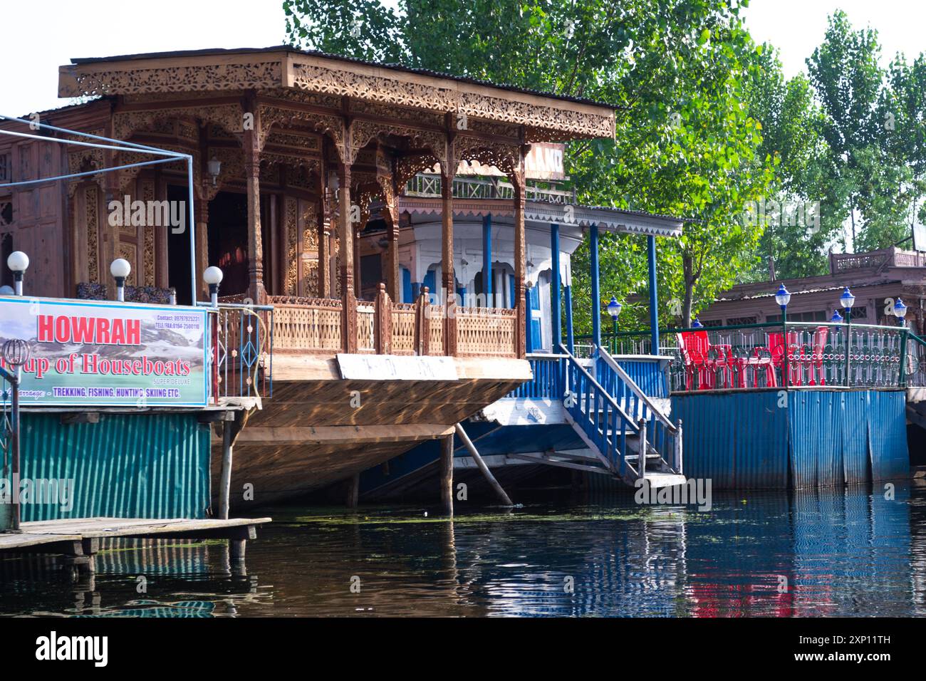 Vintage houseboats along the lake edge in Srinagar Stock Photo - Alamy