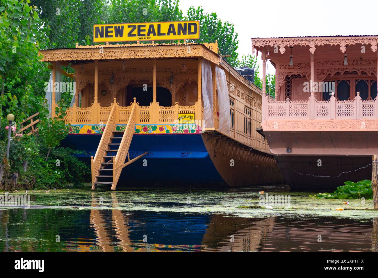 Vintage houseboats along the lake edge in Srinagar Stock Photo - Alamy