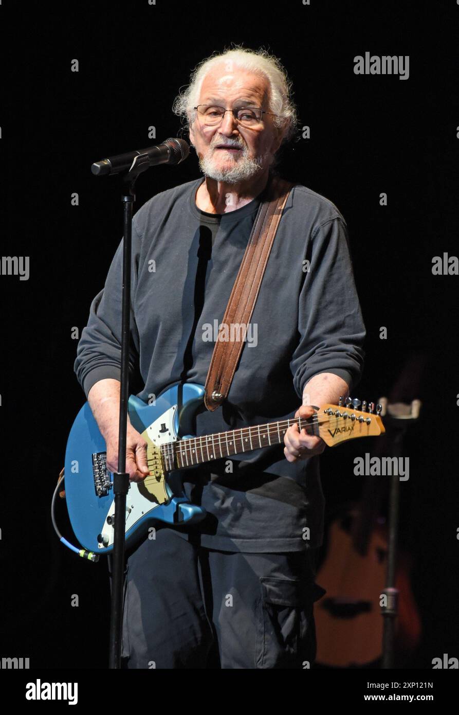 Jefferson Starship, David Freiberg on stage for Dave Mason's Traffic ...