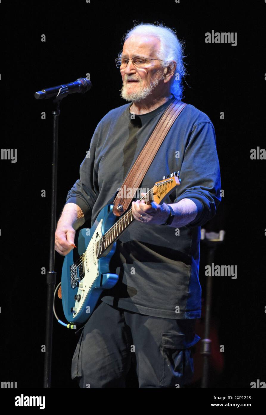 Jefferson Starship, David Freiberg on stage for Dave Mason's Traffic ...