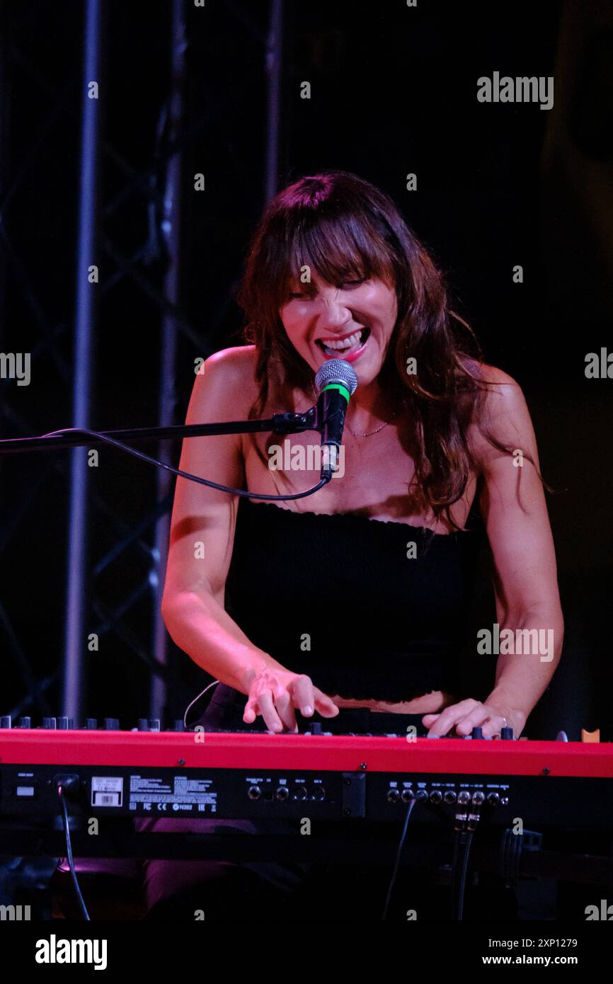 Italian singer Music Concert - Marina Rei - Donna che parla in fretta ...