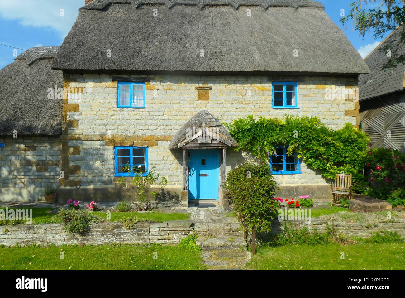 Gaydon village house houses street cottage cottages pub bar roof thatch ...