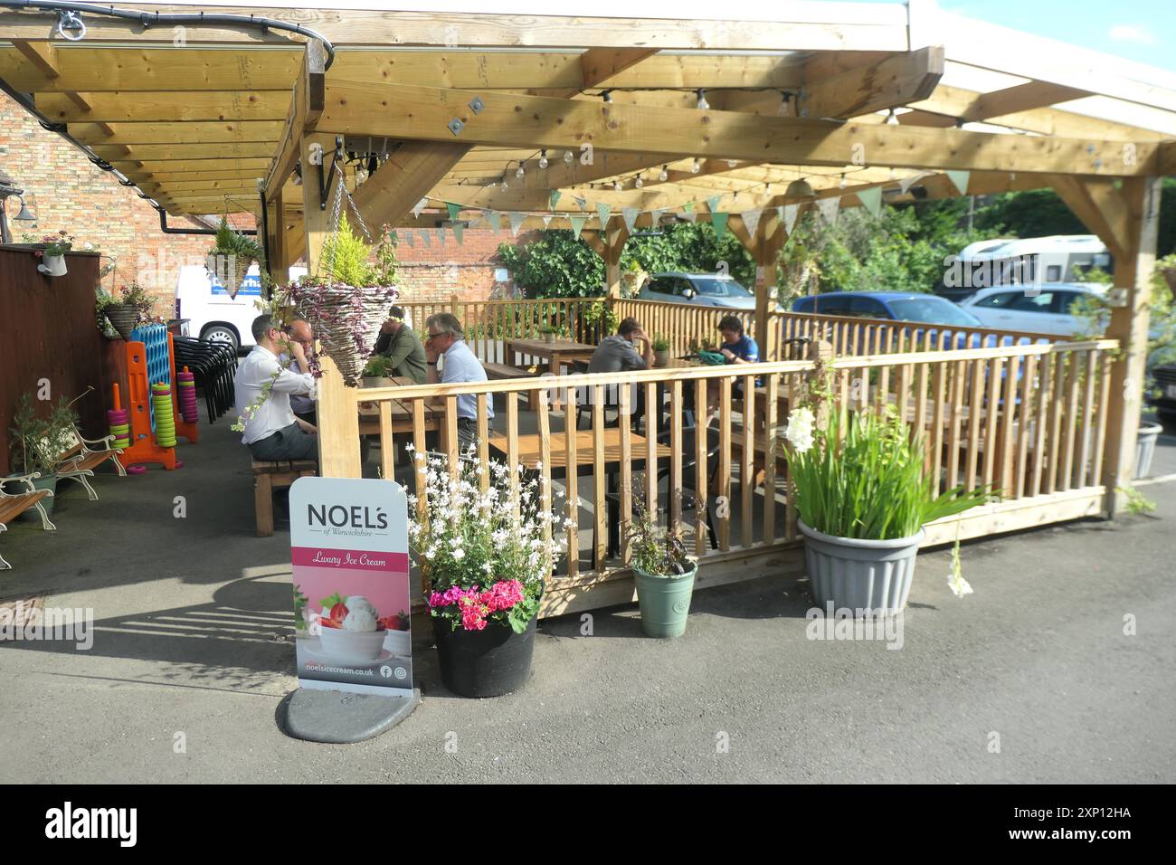 Gaydon village Malt and Shovel street cottage cottages pub bar roof ...