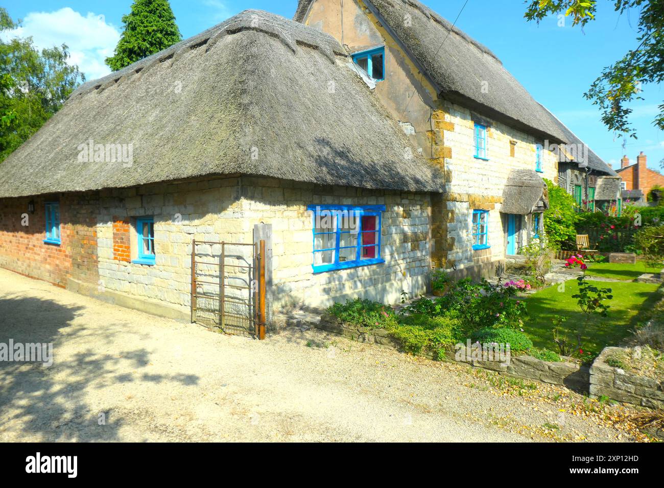Gaydon village house houses street cottage cottages pub bar roof thatch ...